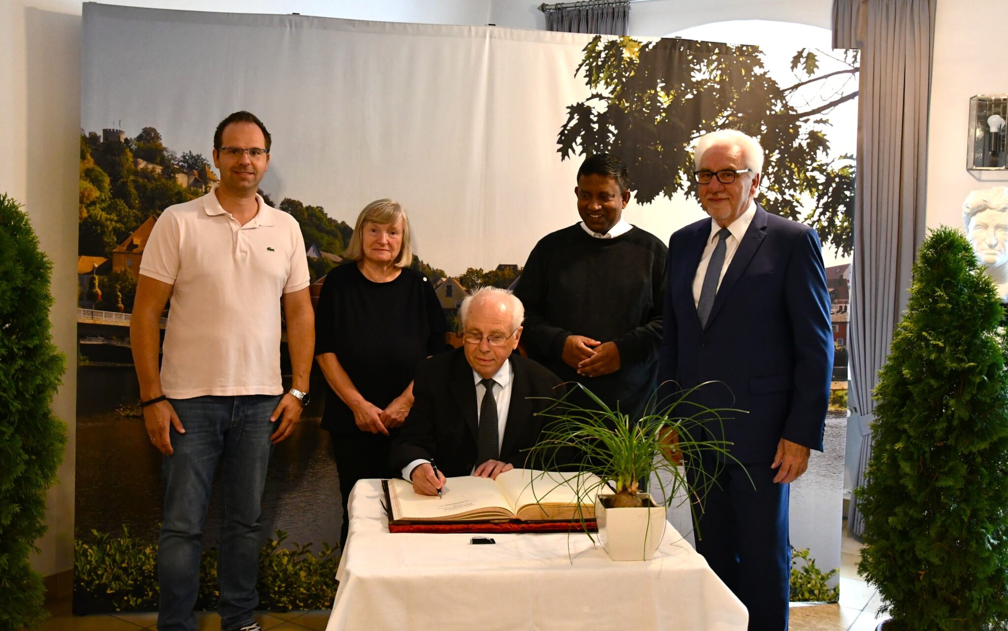 50-jähriges Priesterjubiläum: Eintrag ins Goldene Buch – Oberpfalz Bote